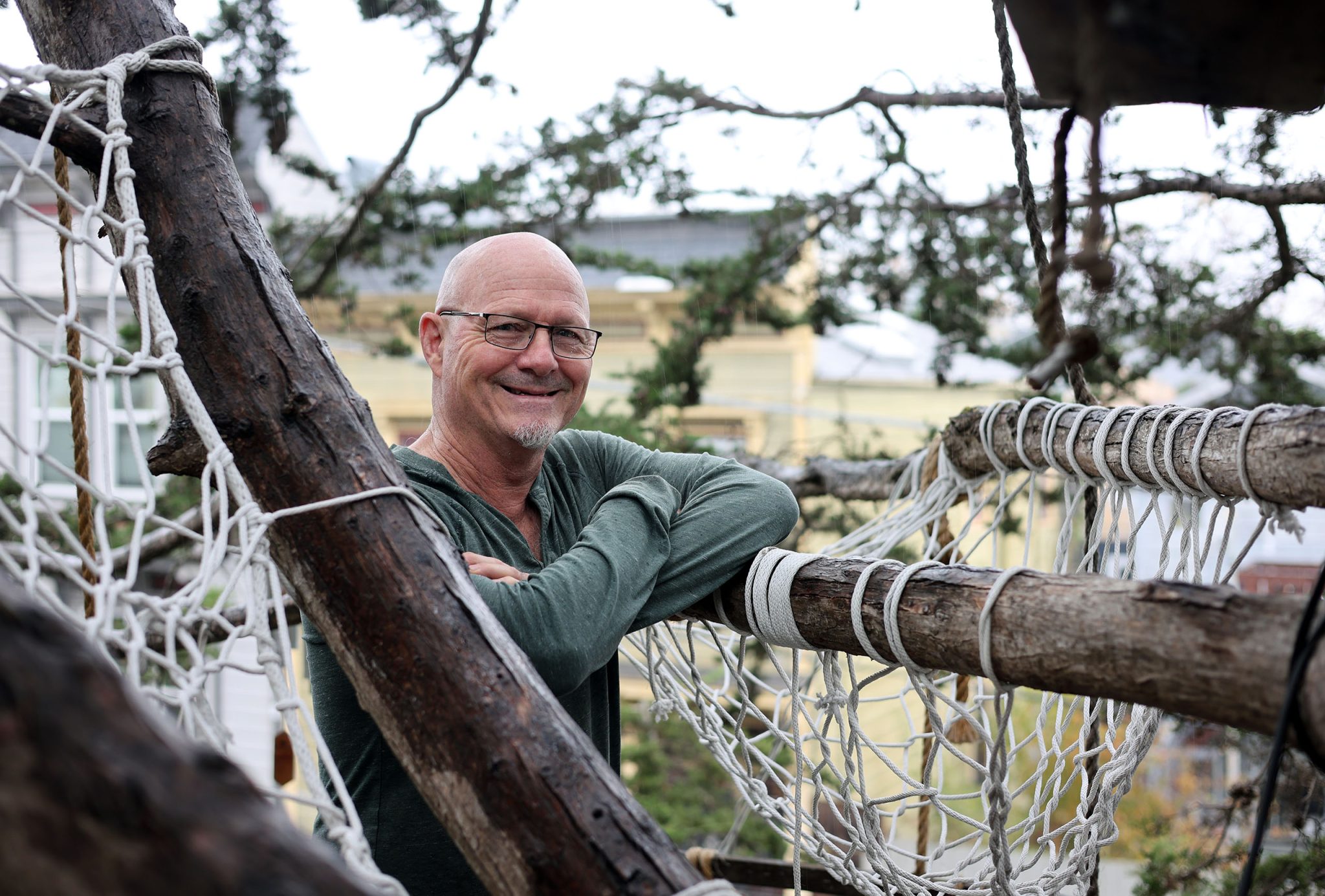 The Hayes Valley puppeteer, and his dragon treehouse