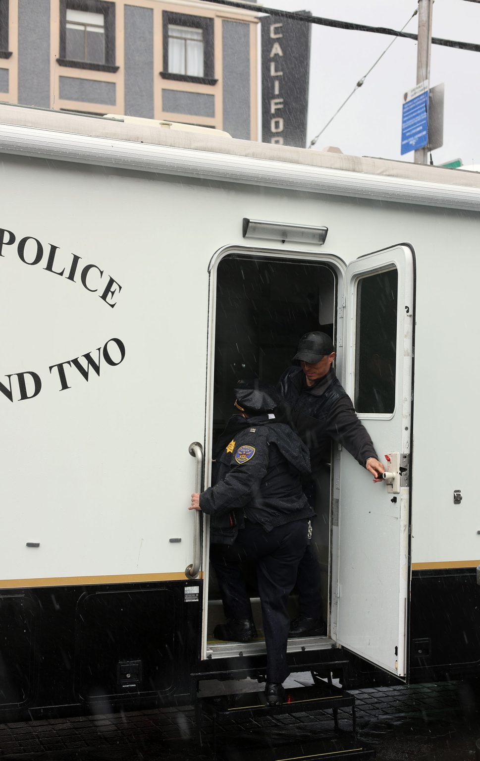 SFPD 'mobile command unit' rolls up to 16th and Mission