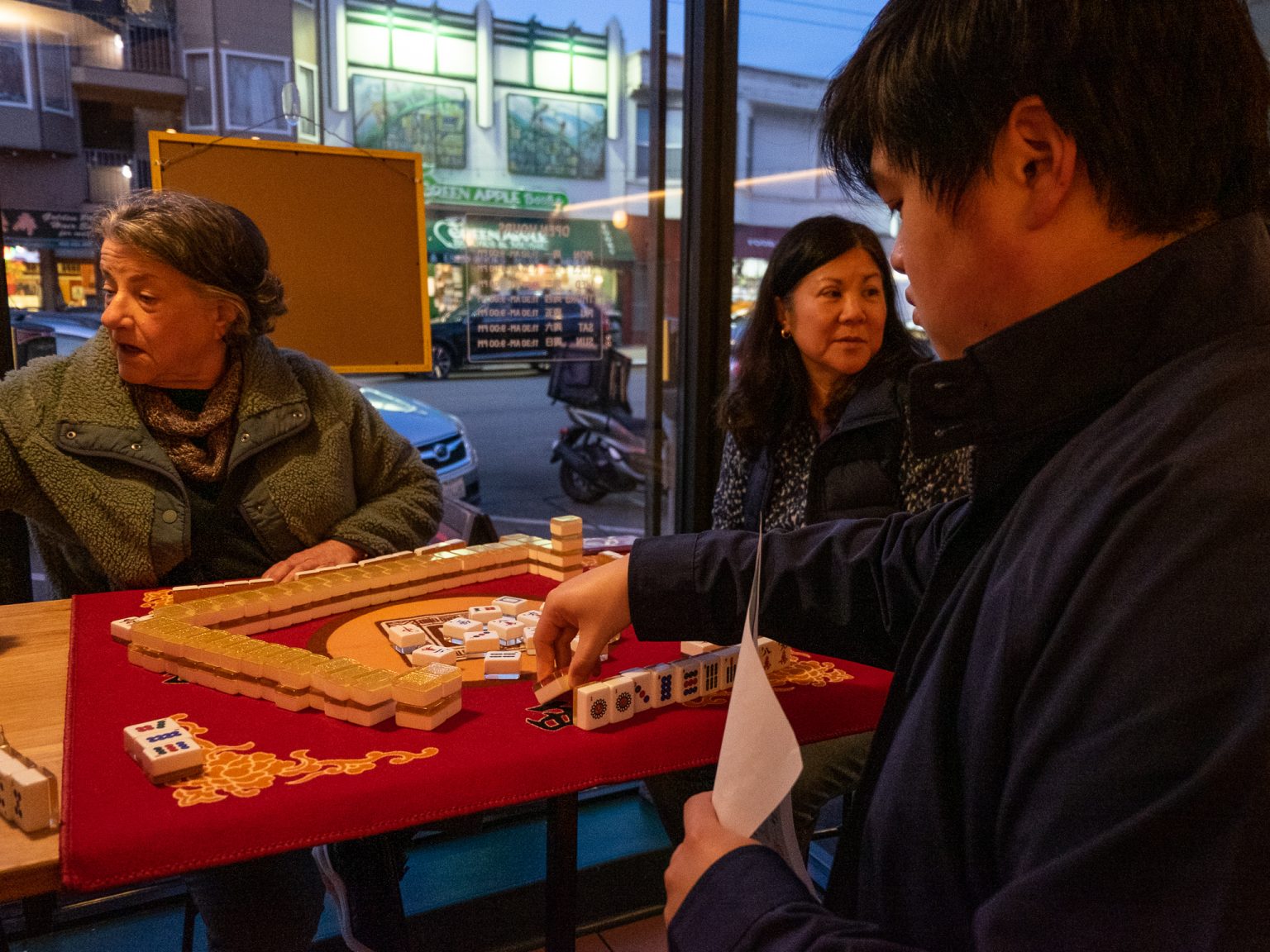 At Mamahuhu, masters and rookies play mahjong side-by-side