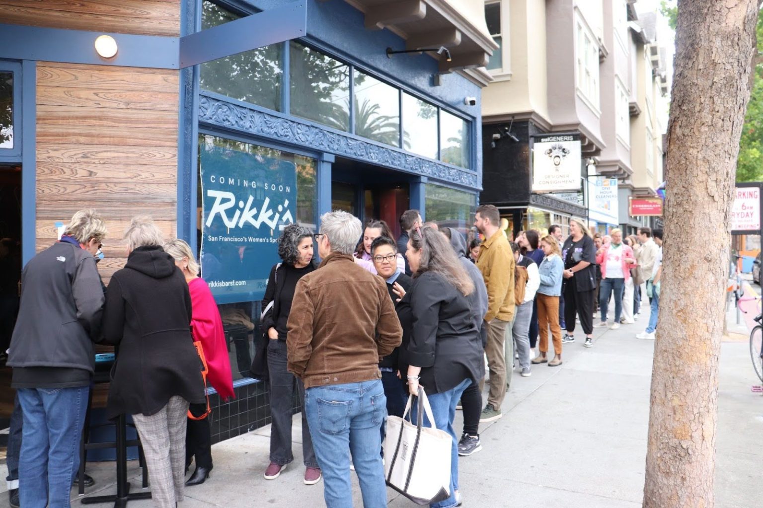 Fans cheer for Rikki's, San Francisco's first women's sports bar
